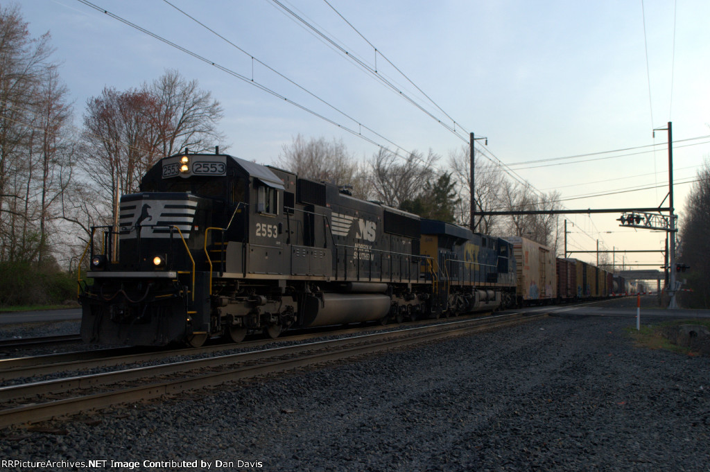 NS SD70 2553 leads Q417-18